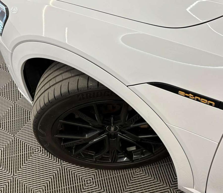 White Audi E-Tron 2023 in Marijampole, with an engine capacity of 0.00 L and mileage of 31 thousand km for 32650 €, photo 23 on AUTOMOTO.COM.LV
