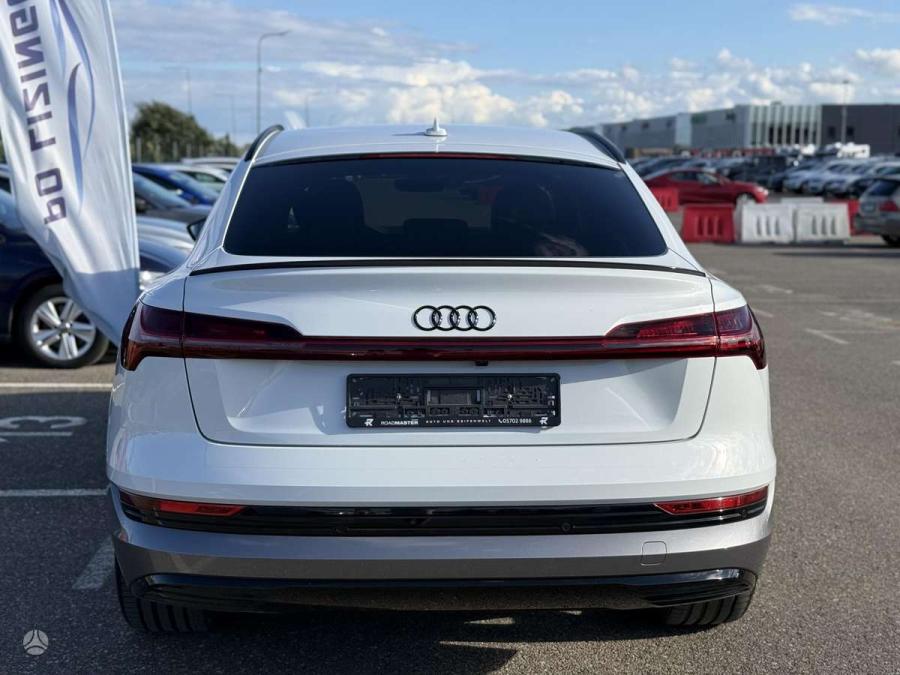 Balts Audi E-Tron 2023 Viļņa, ar dzinēja tilpumu 0.00 L un nobraukumu 48 tūkst. km par 39999 €, foto 7 vietnē AUTOMOTO.COM.LV