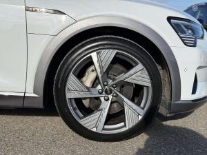 Balts Audi E-Tron 2023 Viļņa, ar dzinēja tilpumu 0.00 L un nobraukumu 48 tūkst. km par 39999 €, foto 8 vietnē AUTOMOTO.COM.LV