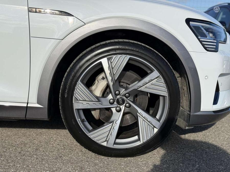 Balts Audi E-Tron 2023 Viļņa, ar dzinēja tilpumu 0.00 L un nobraukumu 48 tūkst. km par 39999 €, foto 8 vietnē AUTOMOTO.COM.LV