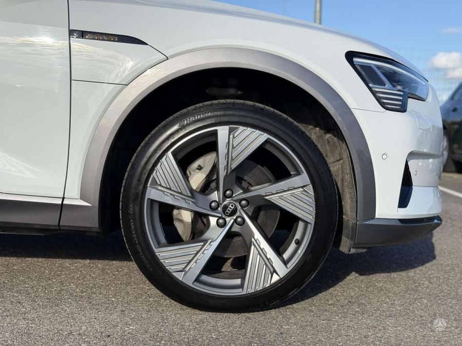 Balts Audi E-Tron 2023 Viļņa, ar dzinēja tilpumu 0.00 L un nobraukumu 48 tūkst. km par 39999 €, foto 48 vietnē AUTOMOTO.COM.LV