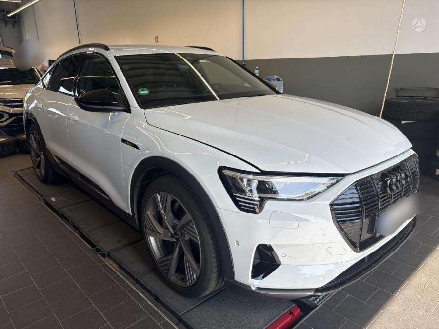 Balts Audi E-Tron 2023 Viļņa, ar dzinēja tilpumu 0.00 L un nobraukumu 48 tūkst. km par 39999 €, foto 58 vietnē AUTOMOTO.COM.LV