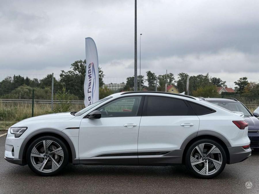 Balts Audi E-Tron 2023 Viļņa, ar dzinēja tilpumu 0.00 L un nobraukumu 48 tūkst. km par 39500 €, foto 3 vietnē AUTOMOTO.COM.LV