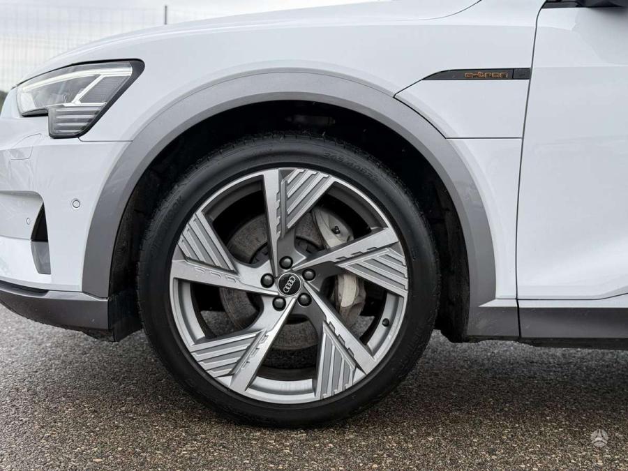 Balts Audi E-Tron 2023 Viļņa, ar dzinēja tilpumu 0.00 L un nobraukumu 48 tūkst. km par 39500 €, foto 76 vietnē AUTOMOTO.COM.LV