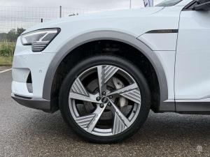 Balts Audi E-Tron 2023 Viļņa, ar dzinēja tilpumu 0.00 L un nobraukumu 48 tūkst. km par 39500 €, foto 79 vietnē AUTOMOTO.COM.LV