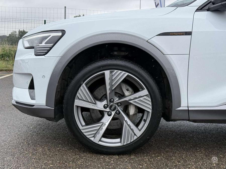 Balts Audi E-Tron 2023 Viļņa, ar dzinēja tilpumu 0.00 L un nobraukumu 48 tūkst. km par 39500 €, foto 79 vietnē AUTOMOTO.COM.LV