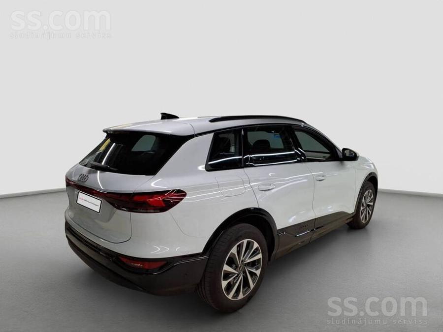 White Audi E-Tron 2024 in Riga, with an engine capacity of 0.00 L and mileage of 20 thousand km for 47900 €, photo 3 on AUTOMOTO.COM.LV
