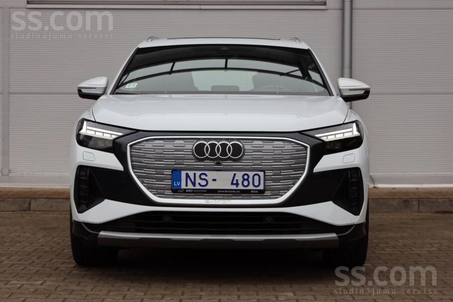 White Audi E-Tron 2024 in Riga, with an engine capacity of 0.00 L and mileage of 0 thousand km for 40995 €, photo 5 on AUTOMOTO.COM.LV