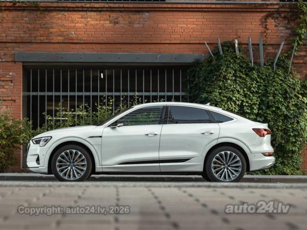 Balts Audi E-Tron 2020 Tallina, ar dzinēja tilpumu 0.00 L un nobraukumu 105 tūkst. km par 36900 €, foto 2 vietnē AUTOMOTO.COM.LV