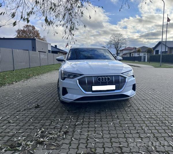 White Audi E-Tron 2021 in Riga, with an engine capacity of 0.00 L and mileage of 50 thousand km for 35950 €, photo 5 on AUTOMOTO.COM.LV