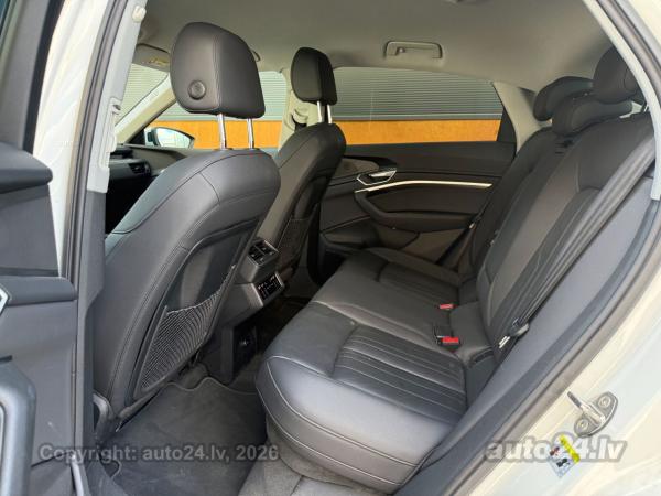 Balts Audi E-Tron 2021 Tallina, ar dzinēja tilpumu 0.00 L un nobraukumu 86 tūkst. km par 31900 €, foto 10 vietnē AUTOMOTO.COM.LV