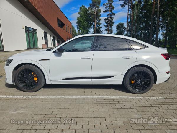 Balts Audi E-Tron 2022 Tallina, ar dzinēja tilpumu 0.00 L un nobraukumu 30 tūkst. km par 39300 €, foto 2 vietnē AUTOMOTO.COM.LV