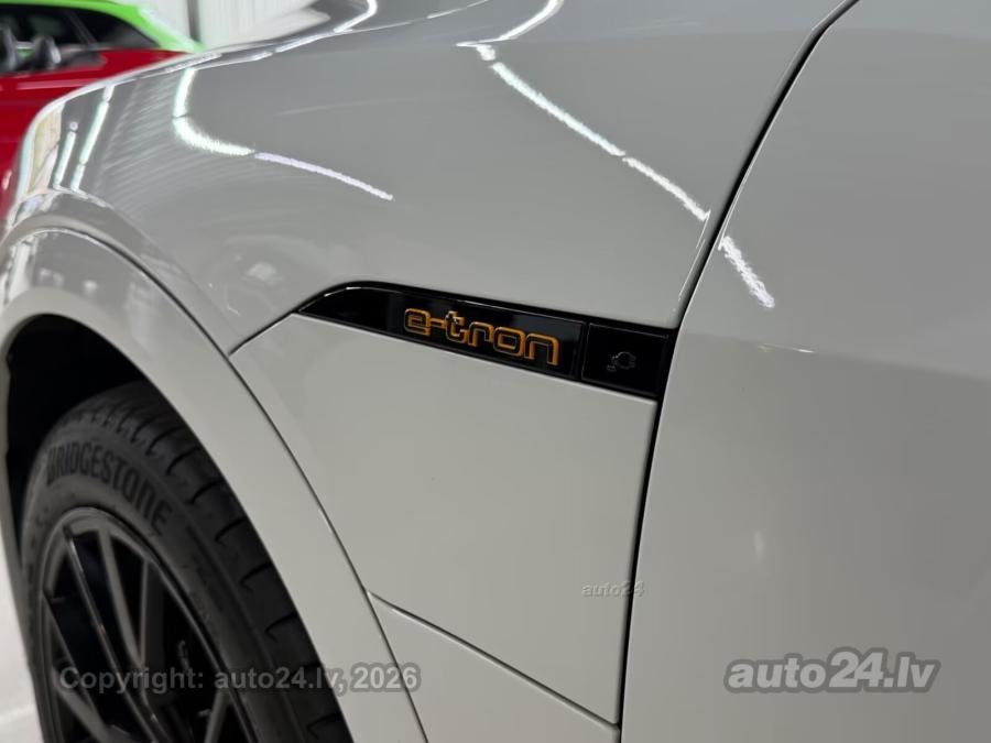 Balts Audi E-Tron 2022 Tallina, ar dzinēja tilpumu 0.00 L un nobraukumu 30 tūkst. km par 39300 €, foto 5 vietnē AUTOMOTO.COM.LV