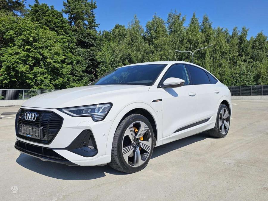 White Audi E-Tron 2022 in Vilnius, with an engine capacity of 0.00 L and mileage of 139 thousand km for 28800 €, photo 1 on AUTOMOTO.COM.LV