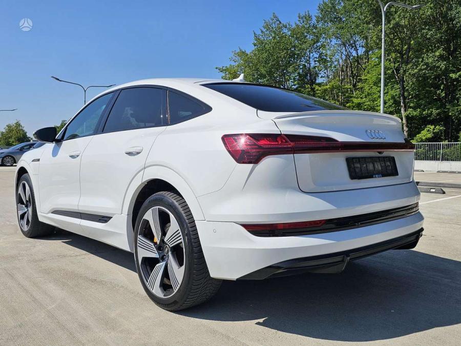 White Audi E-Tron 2022 in Vilnius, with an engine capacity of 0.00 L and mileage of 139 thousand km for 28800 €, photo 6 on AUTOMOTO.COM.LV