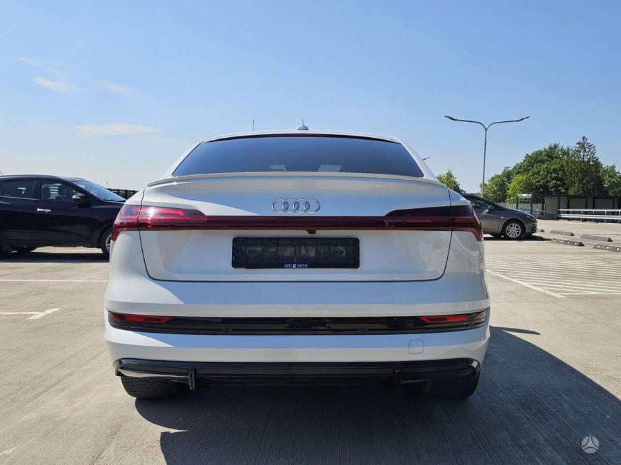 White Audi E-Tron 2022 in Vilnius, with an engine capacity of 0.00 L and mileage of 139 thousand km for 28800 €, photo 7 on AUTOMOTO.COM.LV