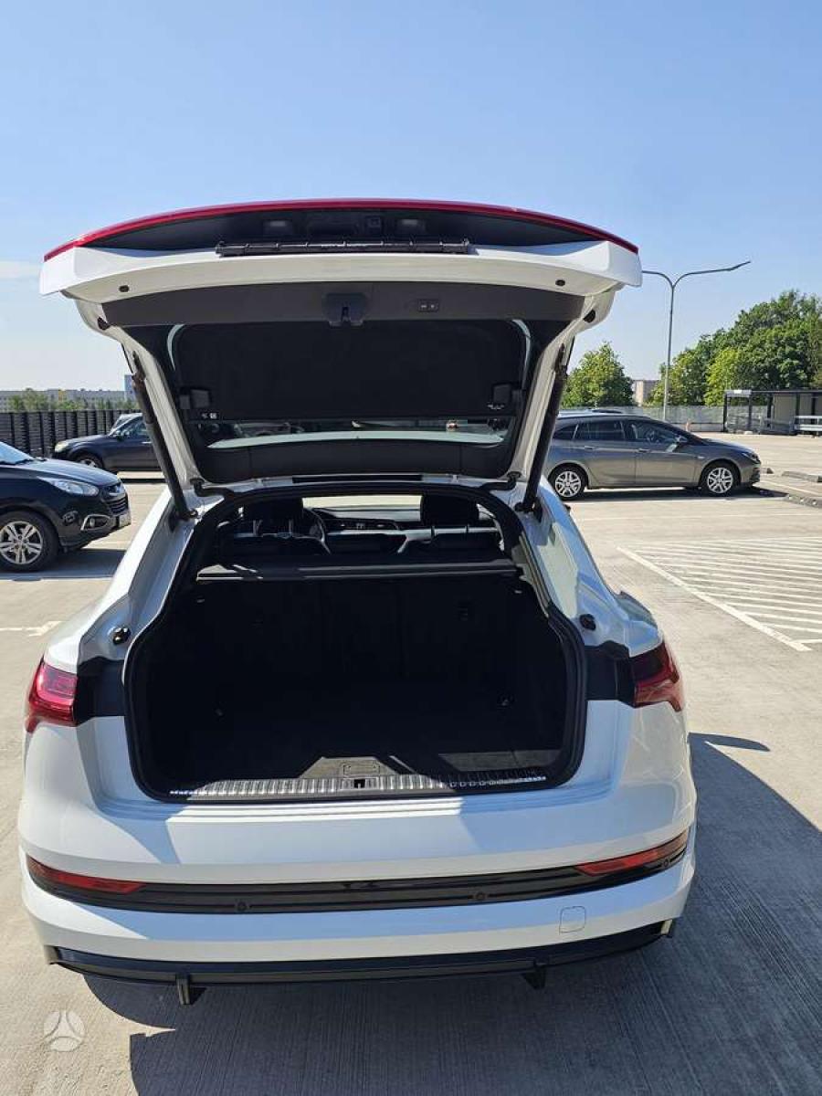 White Audi E-Tron 2022 in Vilnius, with an engine capacity of 0.00 L and mileage of 139 thousand km for 28800 €, photo 10 on AUTOMOTO.COM.LV