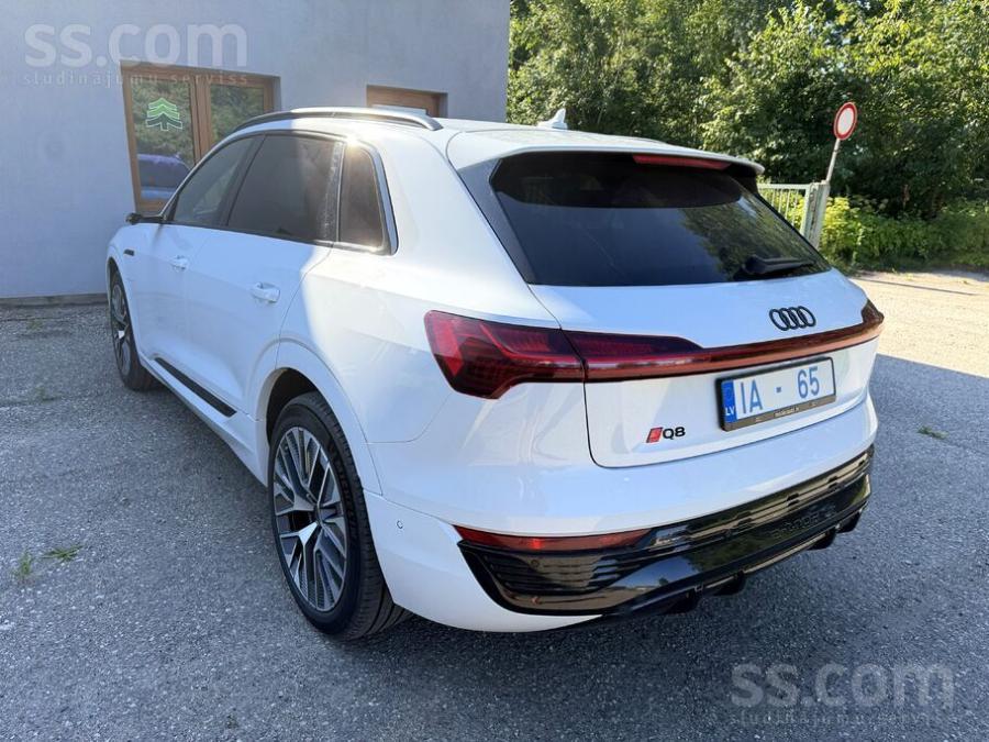 White Audi E-Tron 2023 in Limbazi, with an engine capacity of 0.00 L and mileage of 62 thousand km for 48000 €, photo 6 on AUTOMOTO.COM.LV