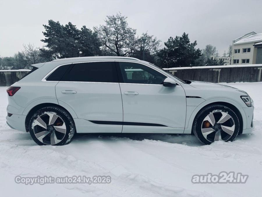 Balts Audi E-Tron 2020 Tallina, ar dzinēja tilpumu 0.00 L un nobraukumu 72 tūkst. km par 39990 €, foto 7 vietnē AUTOMOTO.COM.LV