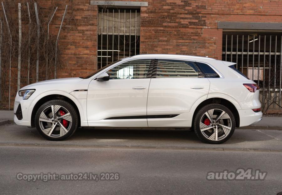 Белый Ауди E-Tron 2021 в Таллин, объемом двигателя 0.00 л и пробегом 75 тыс. км за 29990 €, фото 5 на AUTOMOTO.COM.LV