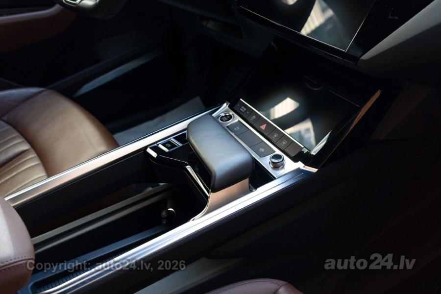 Белый Ауди E-Tron 2021 в Таллин, объемом двигателя 0.00 л и пробегом 75 тыс. км за 29990 €, фото 10 на AUTOMOTO.COM.LV