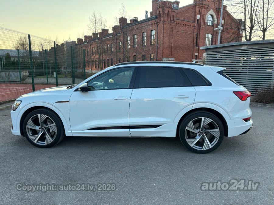 White Audi E-Tron 2022 in Tallinn, with an engine capacity of 0.00 L and mileage of 105 thousand km for 36999 €, photo 5 on AUTOMOTO.COM.LV