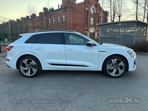 White Audi E-Tron 2022 in Tallinn, with an engine capacity of 0.00 L and mileage of 105 thousand km for 36999 €, photo 6 on AUTOMOTO.COM.LV