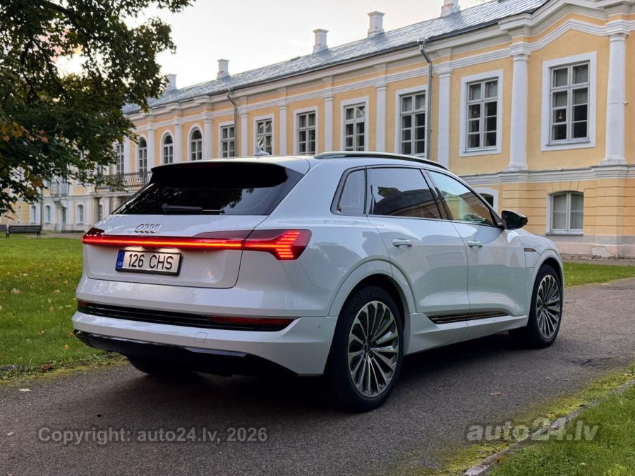 Белый Ауди E-Tron 2023 в Таллин, объемом двигателя 0.00 л и пробегом 25 тыс. км за 44999 €, фото 7 на AUTOMOTO.COM.LV