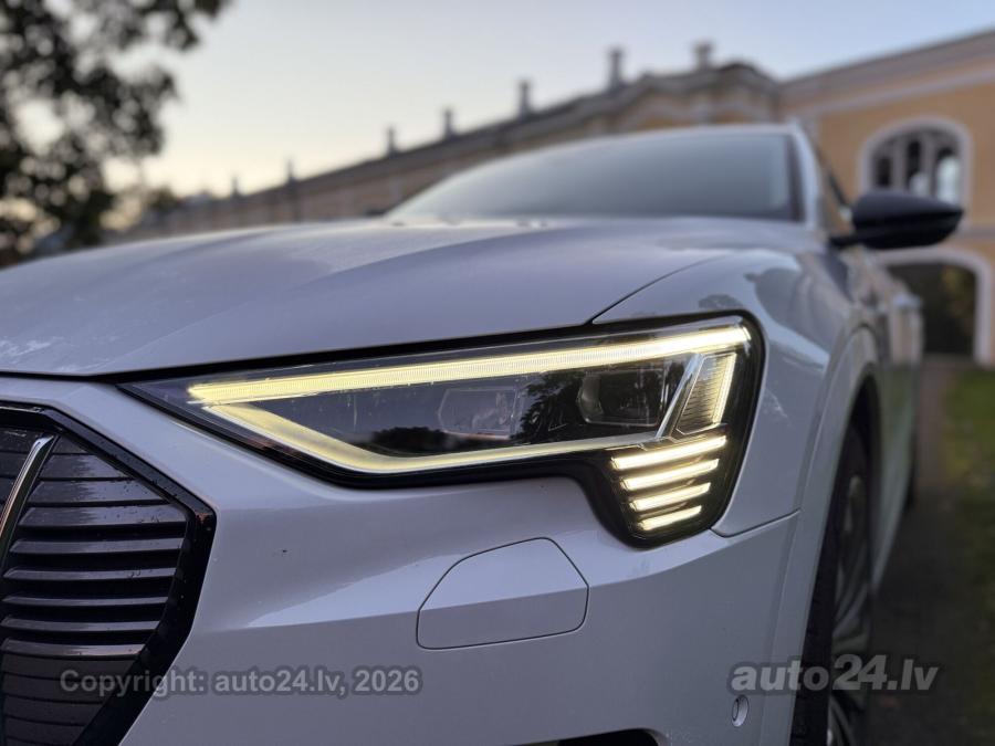 Белый Ауди E-Tron 2023 в Таллин, объемом двигателя 0.00 л и пробегом 25 тыс. км за 44999 €, фото 9 на AUTOMOTO.COM.LV
