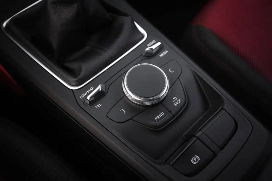 Sarkans Audi Q2 2019 Jelgava, ar dzinēja tilpumu 1.00 L un nobraukumu 299 tūkst. km par 9500 €, foto 24 vietnē AUTOMOTO.COM.LV