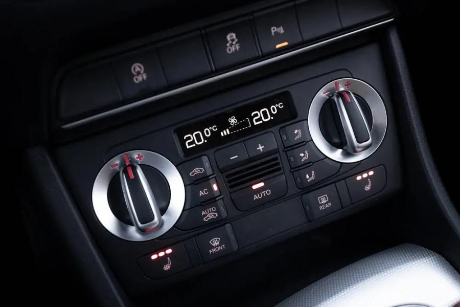 Melns Audi Q3 2012 Jelgava, ar dzinēja tilpumu 2.00 L un nobraukumu 189 tūkst. km par 11790 €, foto 31 vietnē AUTOMOTO.COM.LV