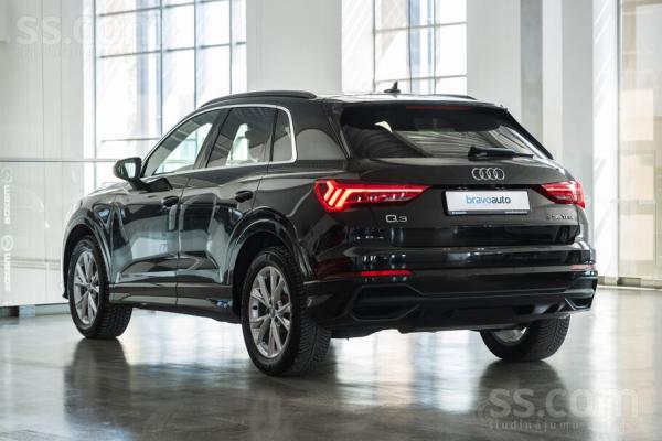 Black Audi Q3 2020 in Riga, with an engine capacity of 1.50 L and mileage of 121 thousand km for 22990 €, photo 4 on AUTOMOTO.COM.LV