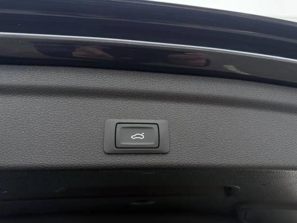 Black Audi Q3 2020 in Riga, with an engine capacity of 2.00 L and mileage of 69 thousand km for 22900 €, photo 10 on AUTOMOTO.COM.LV