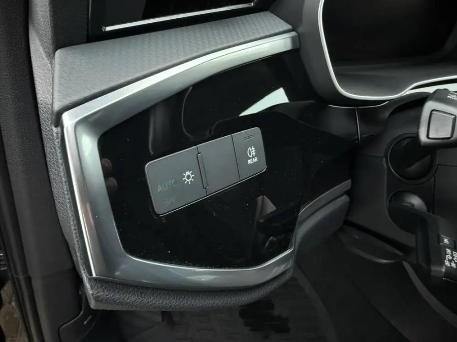 Black Audi Q3 2020 in Riga, with an engine capacity of 2.00 L and mileage of 69 thousand km for 22900 €, photo 19 on AUTOMOTO.COM.LV