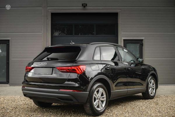 Black Audi Q3 2023 in Kaunas, with an engine capacity of 1.50 L and mileage of 59 thousand km for 26990 €, photo 2 on AUTOMOTO.COM.LV