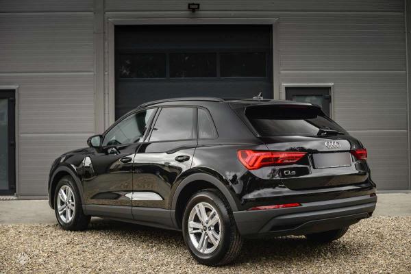 Black Audi Q3 2023 in Kaunas, with an engine capacity of 1.50 L and mileage of 59 thousand km for 26990 €, photo 4 on AUTOMOTO.COM.LV