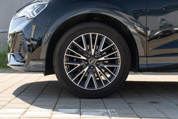 Melns Audi Q3 2023 Viļņa, ar dzinēja tilpumu 1.50 L un nobraukumu 25 tūkst. km par 34950 €, foto 3 vietnē AUTOMOTO.COM.LV