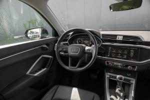 Melns Audi Q3 2023 Viļņa, ar dzinēja tilpumu 1.50 L un nobraukumu 25 tūkst. km par 34950 €, foto 12 vietnē AUTOMOTO.COM.LV