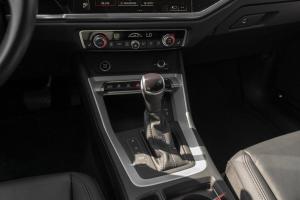 Melns Audi Q3 2023 Viļņa, ar dzinēja tilpumu 1.50 L un nobraukumu 25 tūkst. km par 34950 €, foto 15 vietnē AUTOMOTO.COM.LV