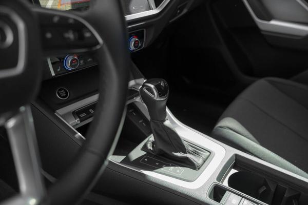 Audi Q3 2024 Viļņa vietnē Melns Audi Q3 2024 Viļņa, ar dzinēja tilpumu 1.50 L un nobraukumu 12 tūkst. km par 34750 €, foto 10 vietnē AUTOMOTO.COM.LV