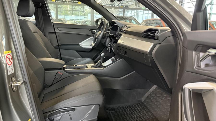 Pelēks Audi Q3 2022 Rīga, ar dzinēja tilpumu 2.00 L un nobraukumu 19 tūkst. km par 26900 €, foto 19 vietnē AUTOMOTO.COM.LV
