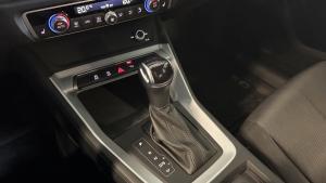 Pelēks Audi Q3 2022 Rīga, ar dzinēja tilpumu 2.00 L un nobraukumu 19 tūkst. km par 26900 €, foto 26 vietnē AUTOMOTO.COM.LV