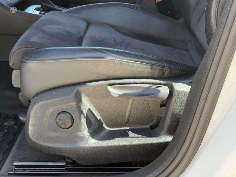 White Audi Q3 2016 in Vilnius, with an engine capacity of 1.97 L and mileage of 259 thousand km for 12900 €, photo 46 on AUTOMOTO.COM.LV