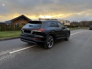 Black Audi Q4 e-tron 2023 in Kaunas, with an engine capacity of 0.00 L and mileage of 40 thousand km for 33500 €, photo 3 on AUTOMOTO.COM.LV