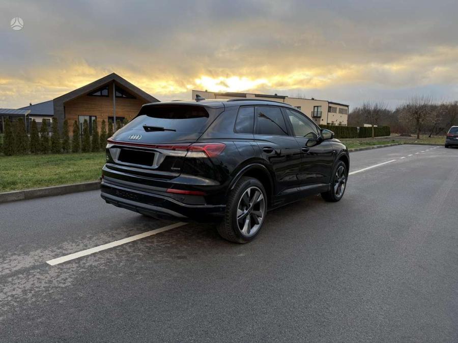 Black Audi Q4 e-tron 2023 in Kaunas, with an engine capacity of 0.00 L and mileage of 40 thousand km for 33500 €, photo 3 on AUTOMOTO.COM.LV