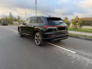 Black Audi Q4 e-tron 2023 in Kaunas, with an engine capacity of 0.00 L and mileage of 40 thousand km for 33500 €, photo 4 on AUTOMOTO.COM.LV