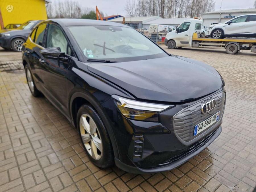 Melns Audi Q4 e-tron 2023 Kauņa, ar dzinēja tilpumu 0.00 L un nobraukumu 25 tūkst. km par 18300 €, foto 3 vietnē AUTOMOTO.COM.LV