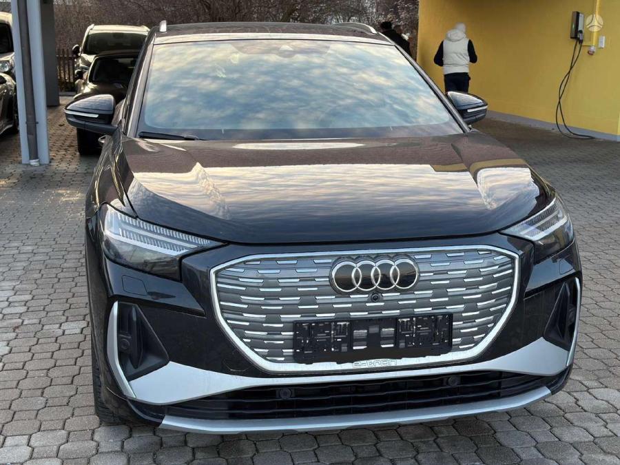 Melns Audi Q4 e-tron 2023 Marijampole, ar dzinēja tilpumu 0.00 L un nobraukumu 97 tūkst. km par 29950 €, foto 1 vietnē AUTOMOTO.COM.LV