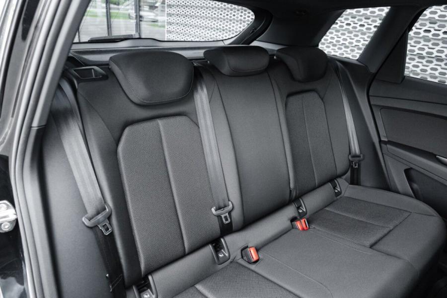 Melns Audi Q4 e-tron 2023 Mārupe, ar dzinēja tilpumu 0.00 L un nobraukumu 98 tūkst. km par 35550 €, foto 24 vietnē AUTOMOTO.COM.LV