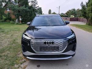 Черный Ауди Q4 e-tron 2023 в Пренай, объемом двигателя 0.00 л и пробегом 13 тыс. км за 30700 €, фото 3 на AUTOMOTO.COM.LV